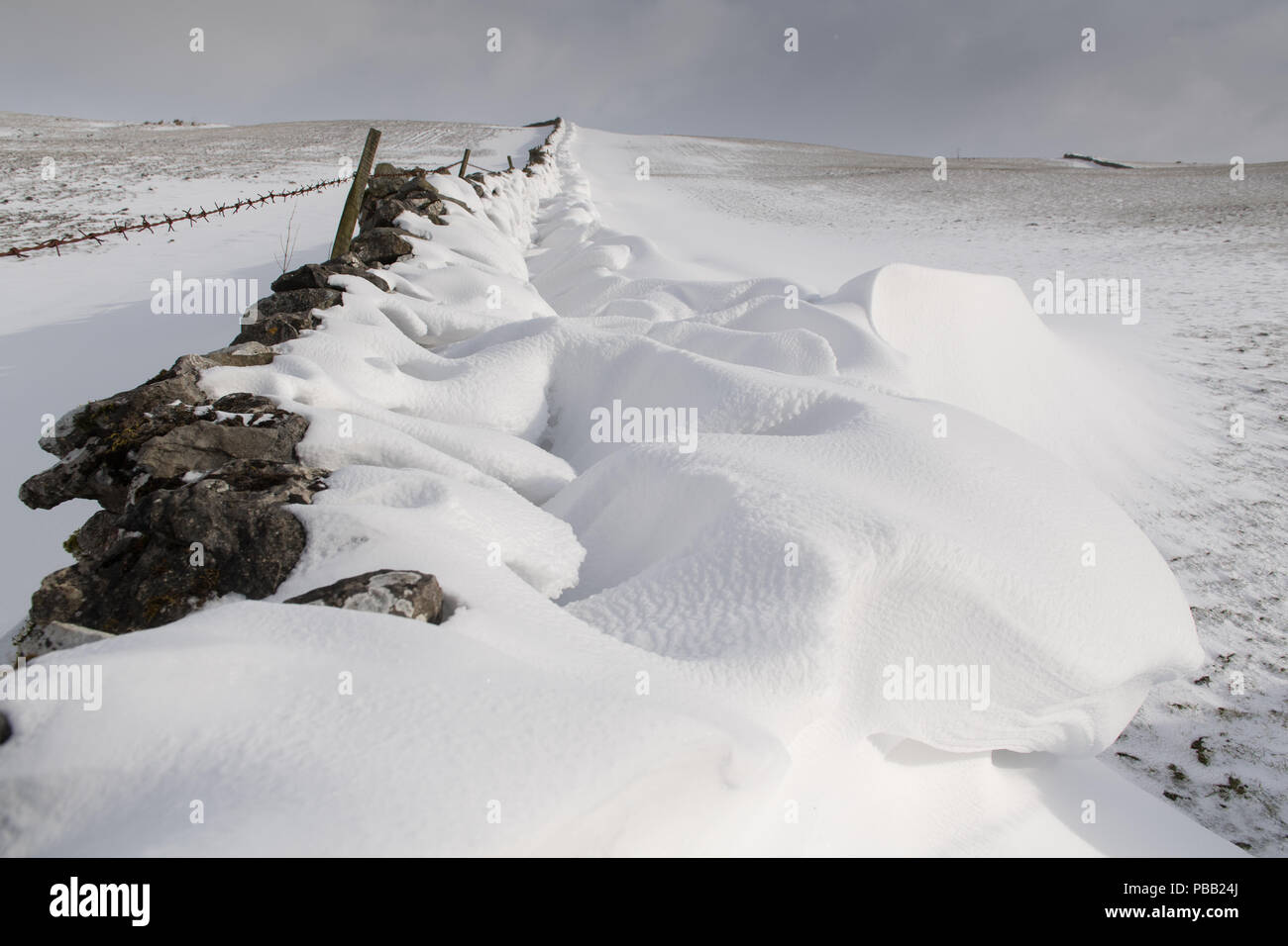 Deep snow drifts winter yorkshire hi-res stock photography and images ...
