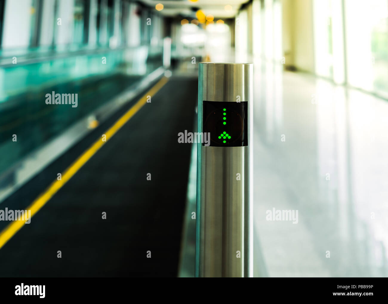 Automatic walkway moving sidewalk hi-res stock photography and images ...