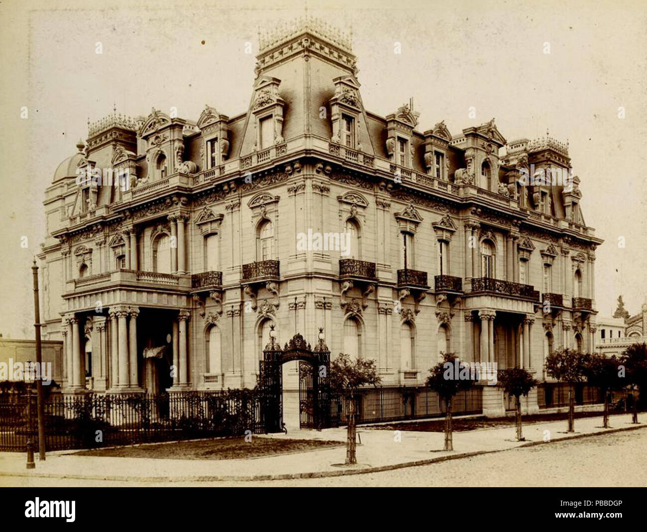 . Español: Fachadas del Palacio Ortiz Basualdo en Plaza San Martín, Buenos Aires. Encargado por ...