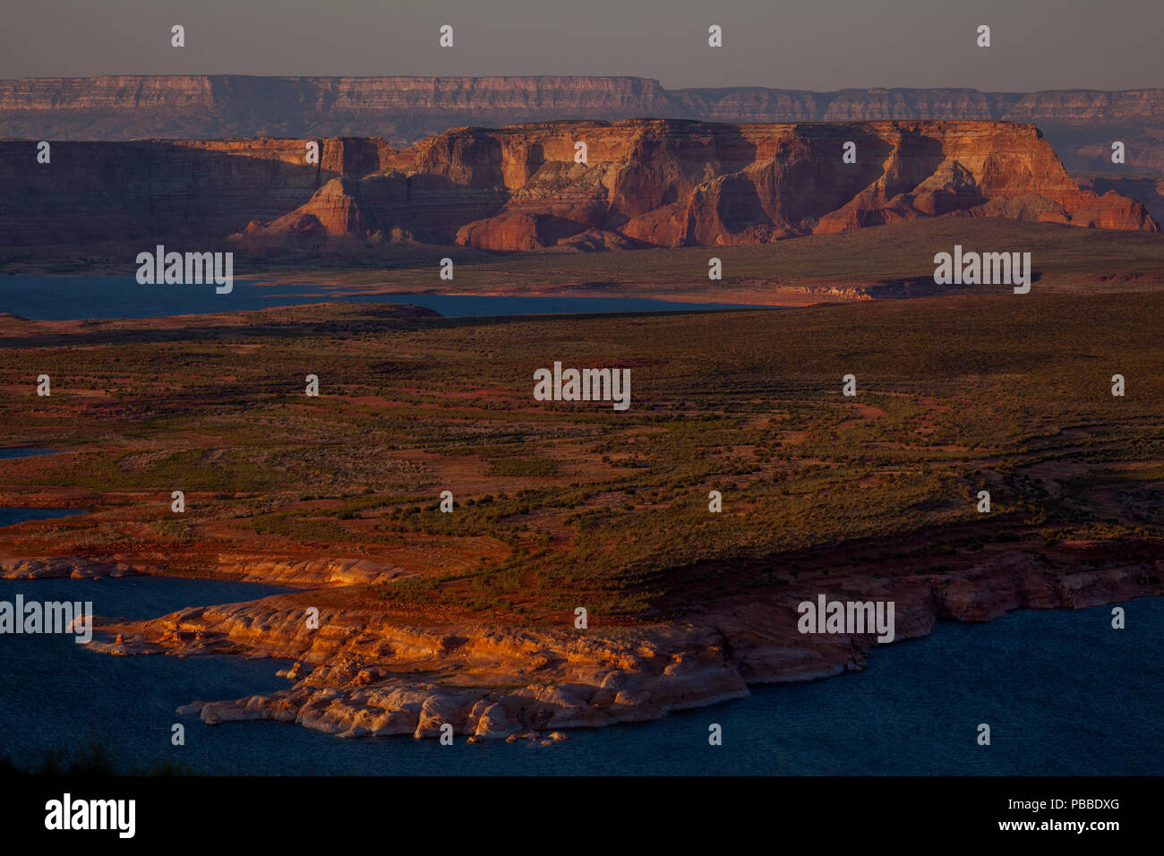 Lake Powell zum Abendlicht Stock Photo - Alamy
