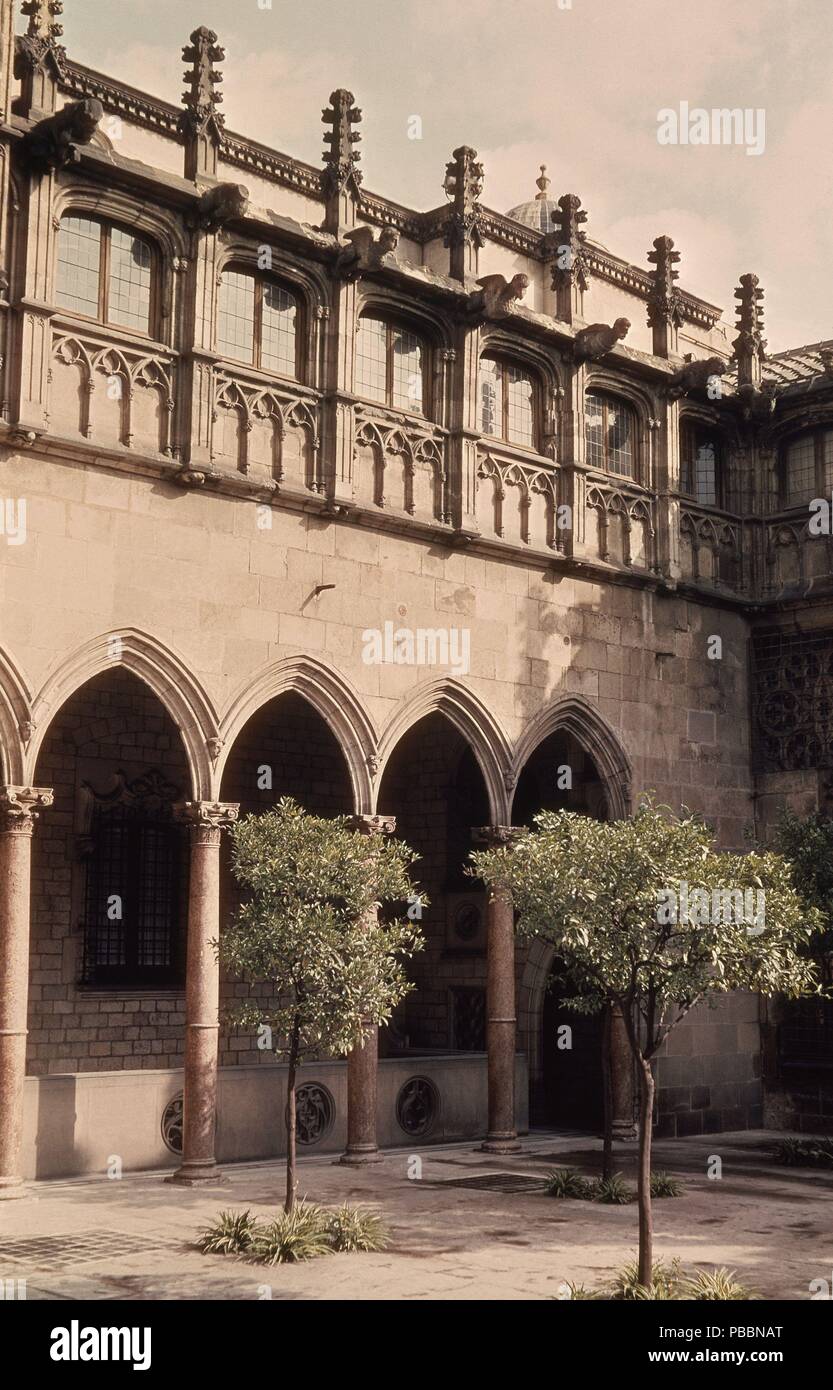 PATIO DE LOS NARANJOS DEL PALACIO DE LA GENERALITAT DE BARCELONA ...