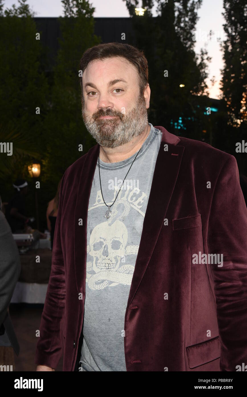 Actor in kevin can wait tv show hi-res stock photography and images - Alamy