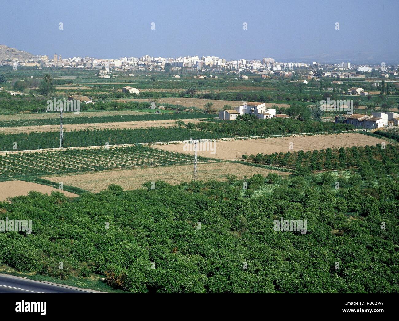 PANORAMICA DE LAS HUERTAS CON EL PUEBLO AL FONDO. Location: EXTERIOR ...