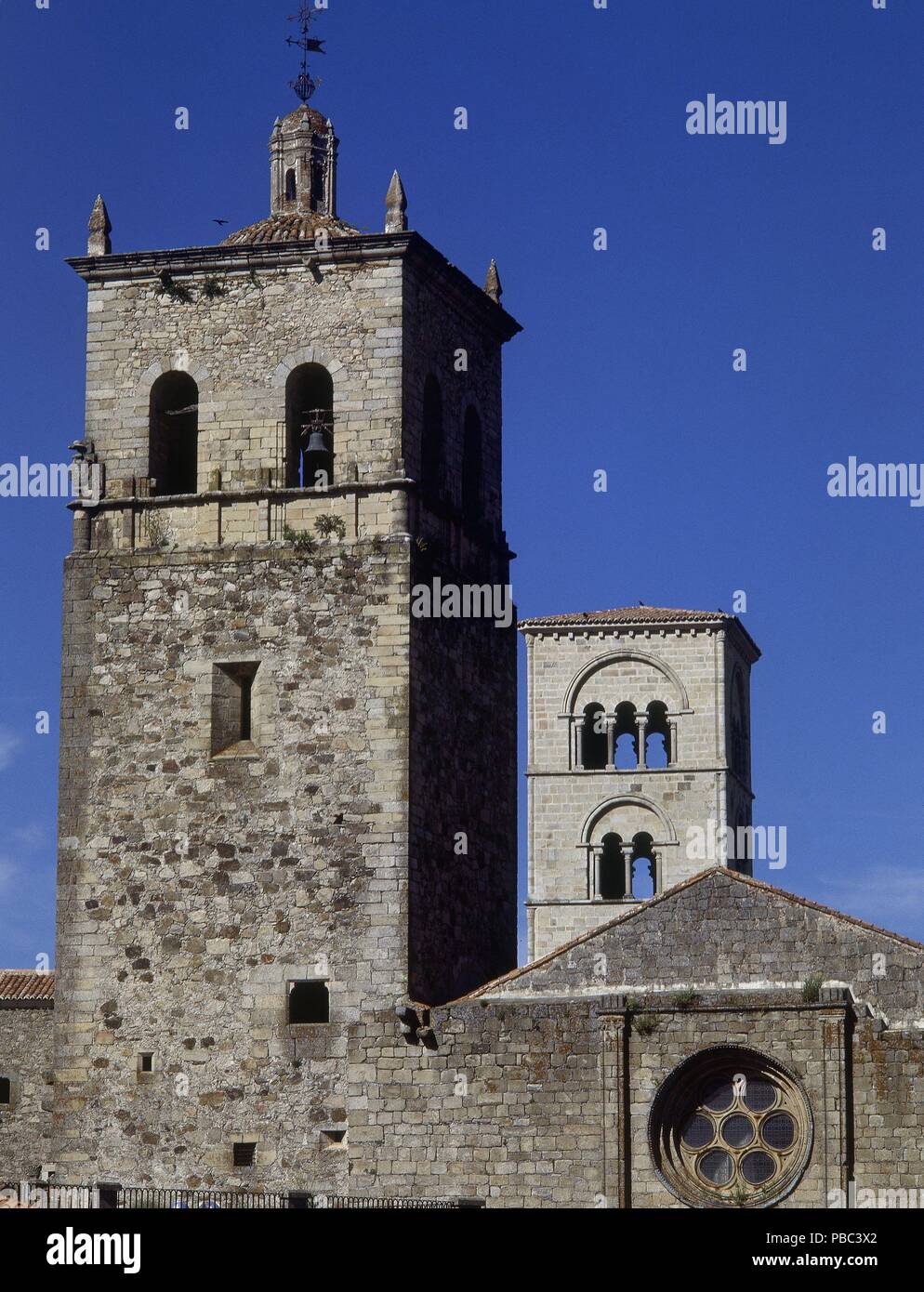 Dos torres de iglesia hi-res stock photography and images - Alamy