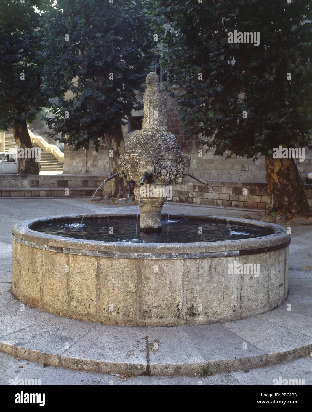 Fuente circular hi-res stock photography and images - Alamy