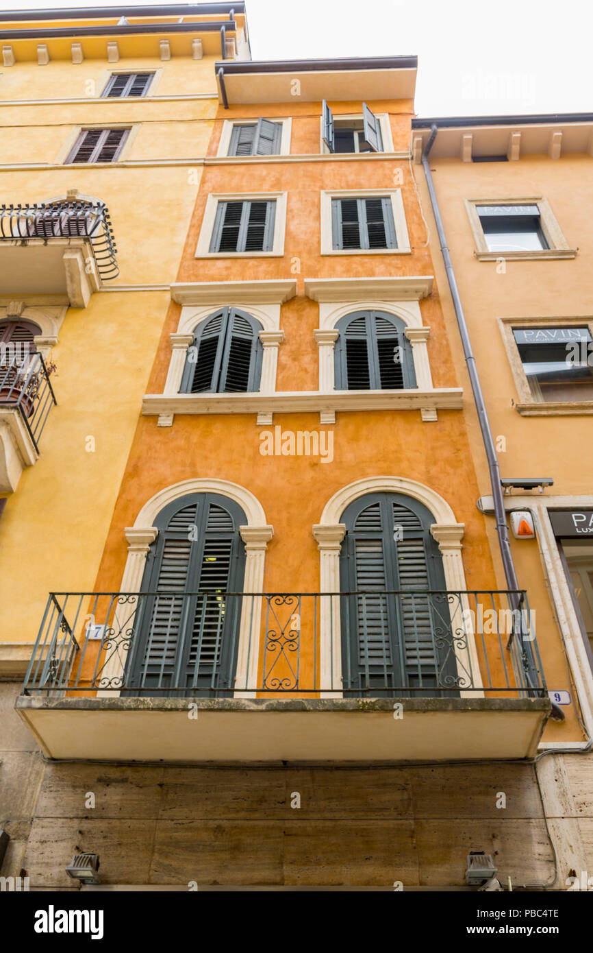 Italian balcony hi-res stock photography and images - Alamy