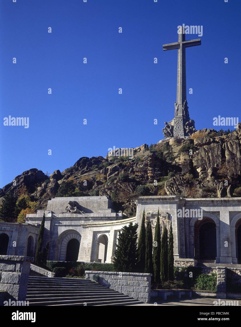 FACHADA PRINCIPAL-ARQUERIAS DEL ALA DERCH. Location: VALLE DE LOS ...