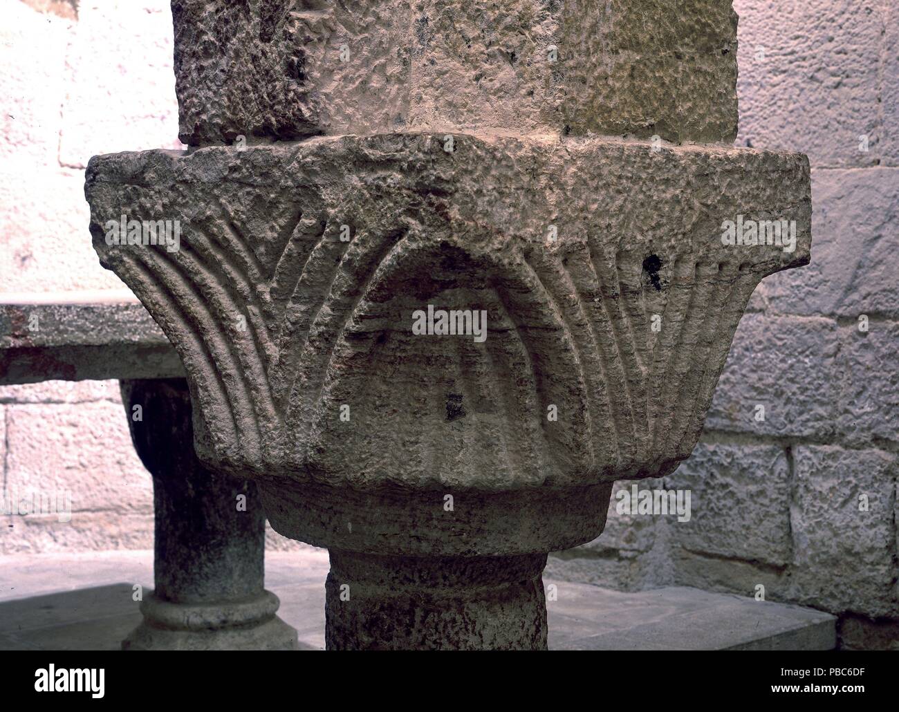 CAPITEL ROMANICO DE LA CRIPTA DEL MONASTERIO DE LEYRE - SIGLO XI ...