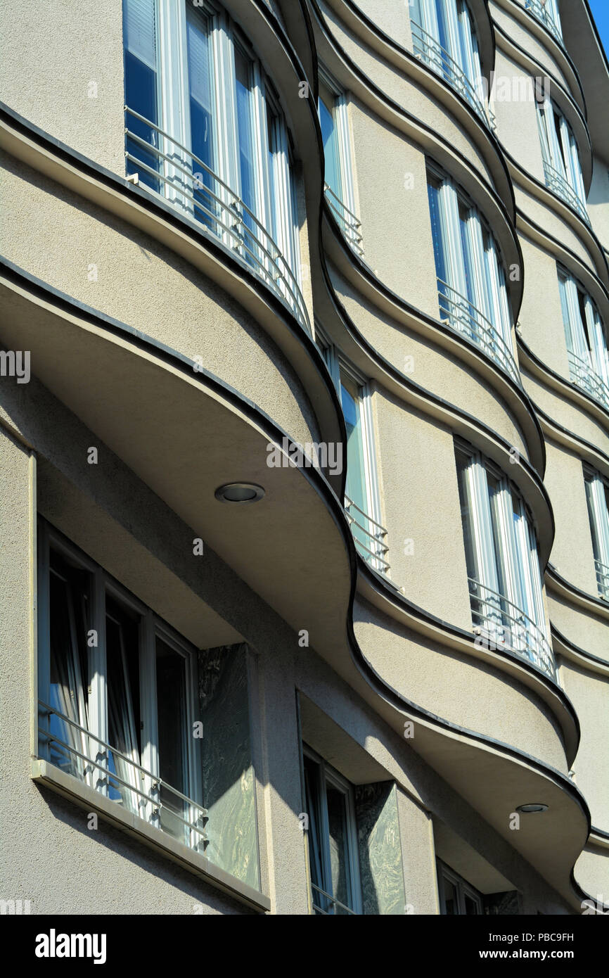 Curved Building Facade Stock Photos & Curved Building Facade Stock ...