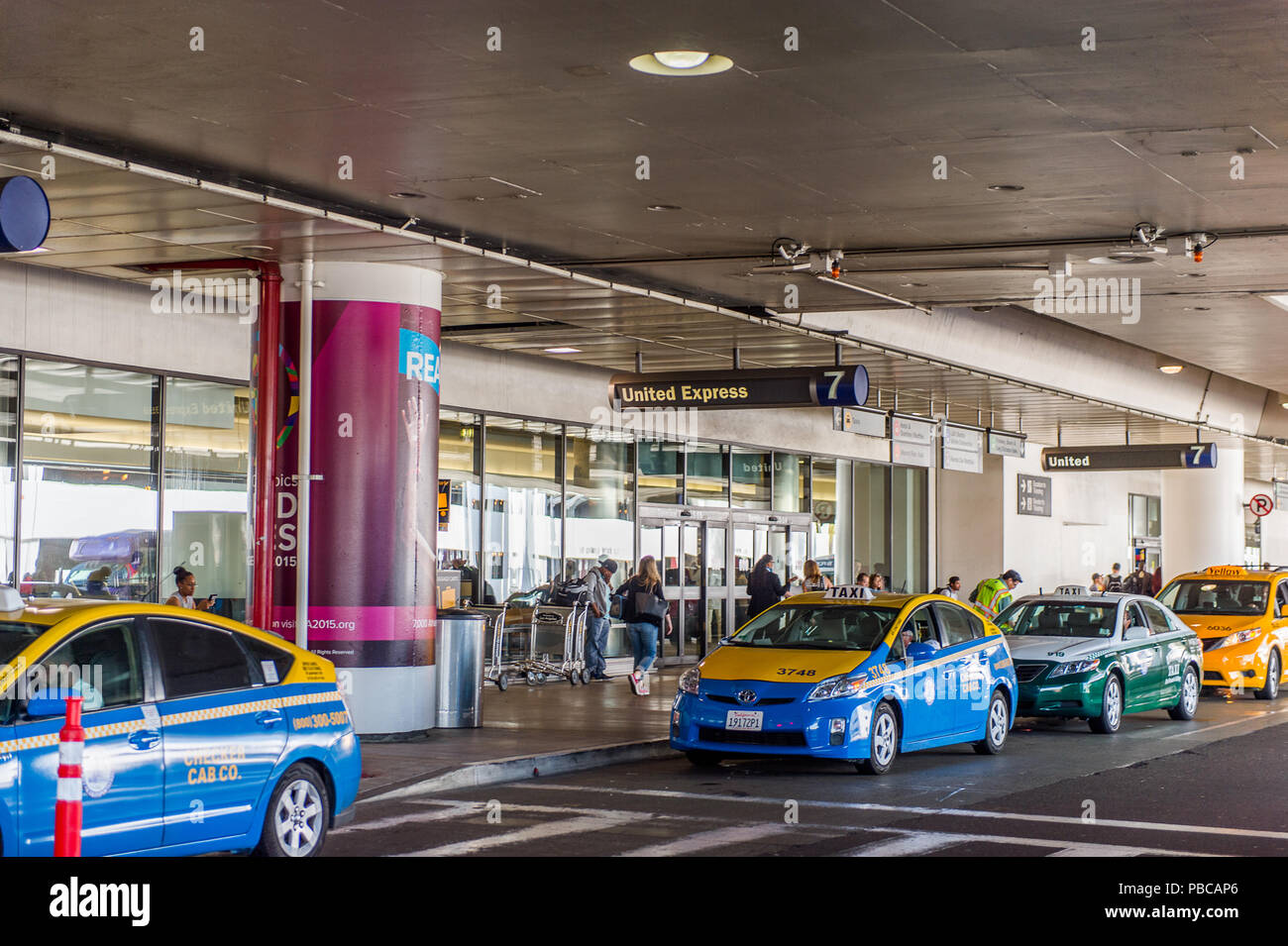 LOS ANGELES, USA - SEP 26, 2015: Taxi cab line at the Los Angeles ...