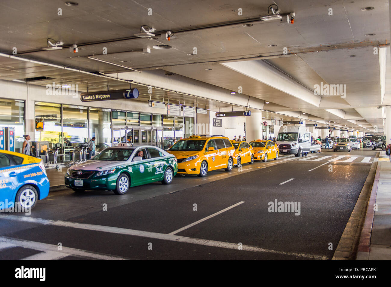 LOS ANGELES, USA - SEP 26, 2015: Taxi cab line at the Los Angeles ...