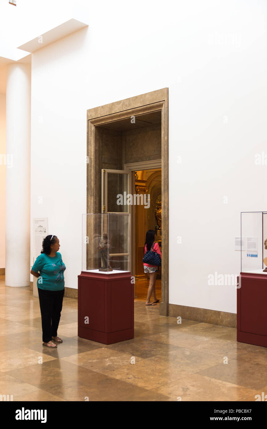 LOS ANGELES, USA - SEP 26, 2015: J. Paul Getty Museum (Getty Museum ...