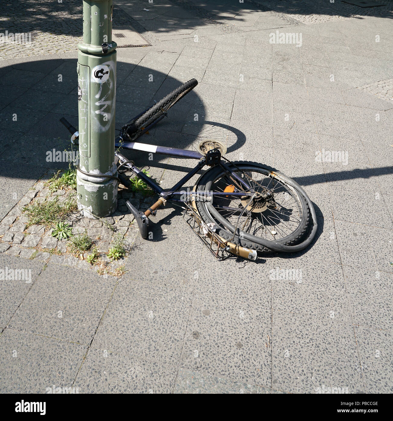Broken bike hi-res stock photography and images - Alamy