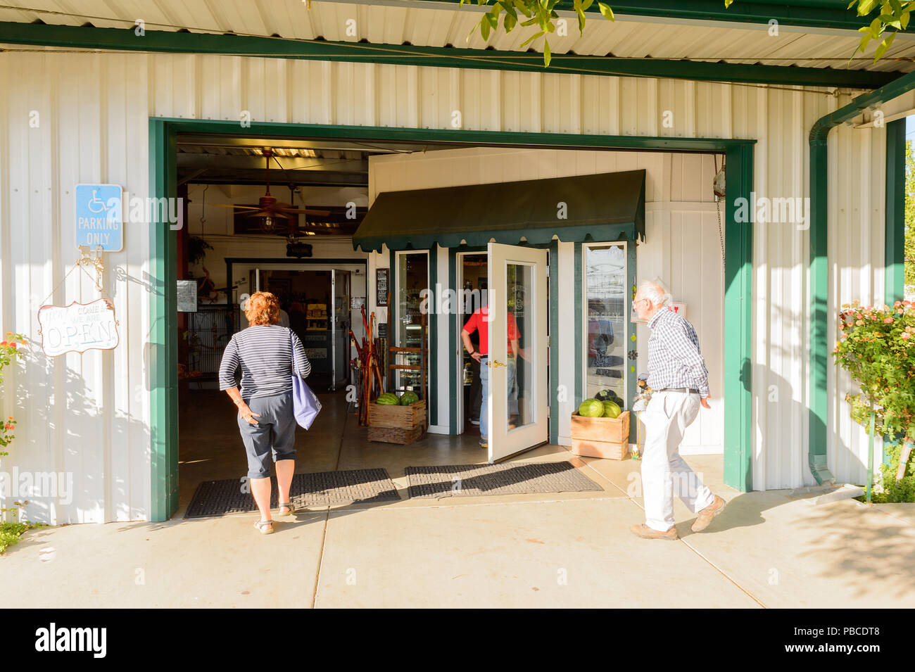 MERCED, CALIFRONIA - OCT 4, 2015: Merced fruit barn, East Highway 140 ...