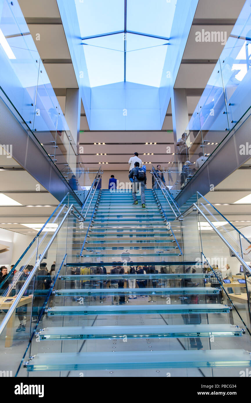 SAN FRANCISCO, USA - OCT 5, 2015: Interior of the Apple store in San ...