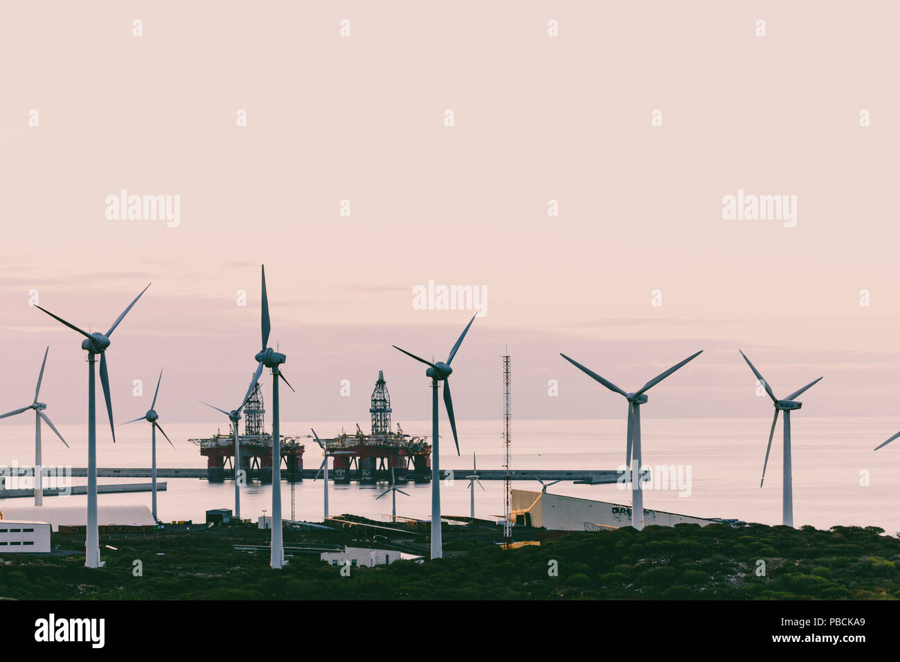 Solar oil rig hi-res stock photography and images - Alamy