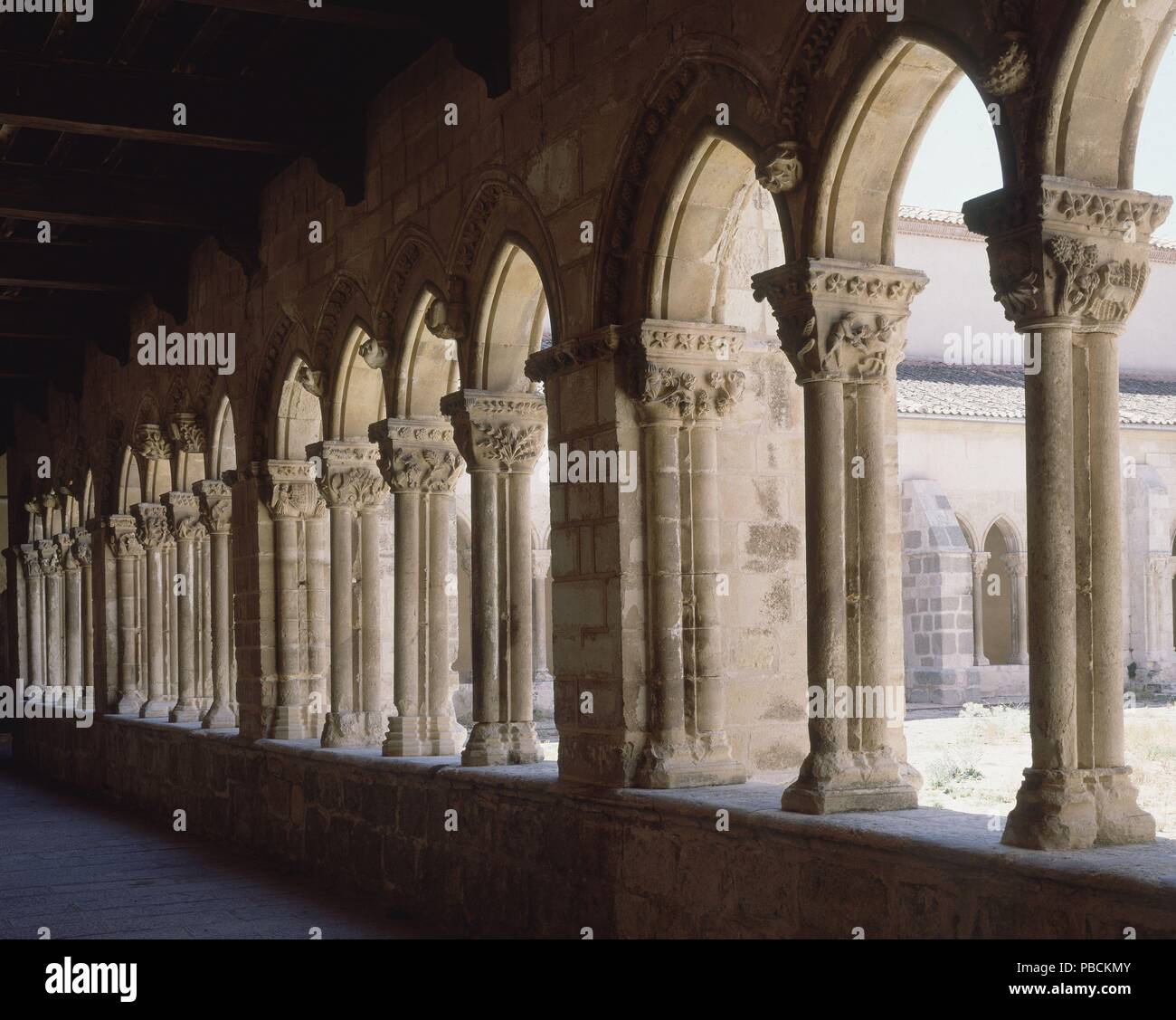 Arcos ojivales hi-res stock photography and images - Alamy