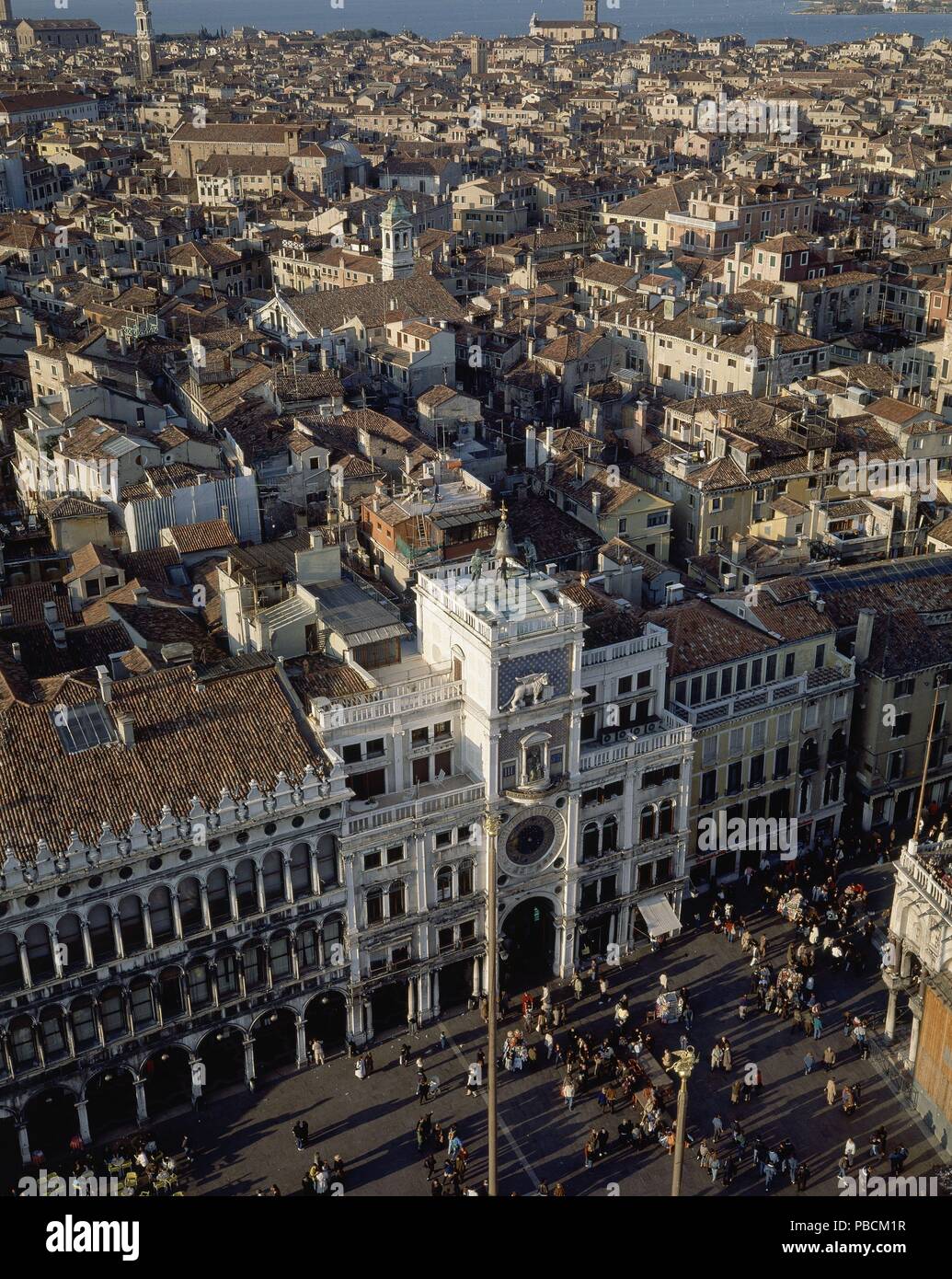 Torre con reloj hi-res stock photography and images - Alamy