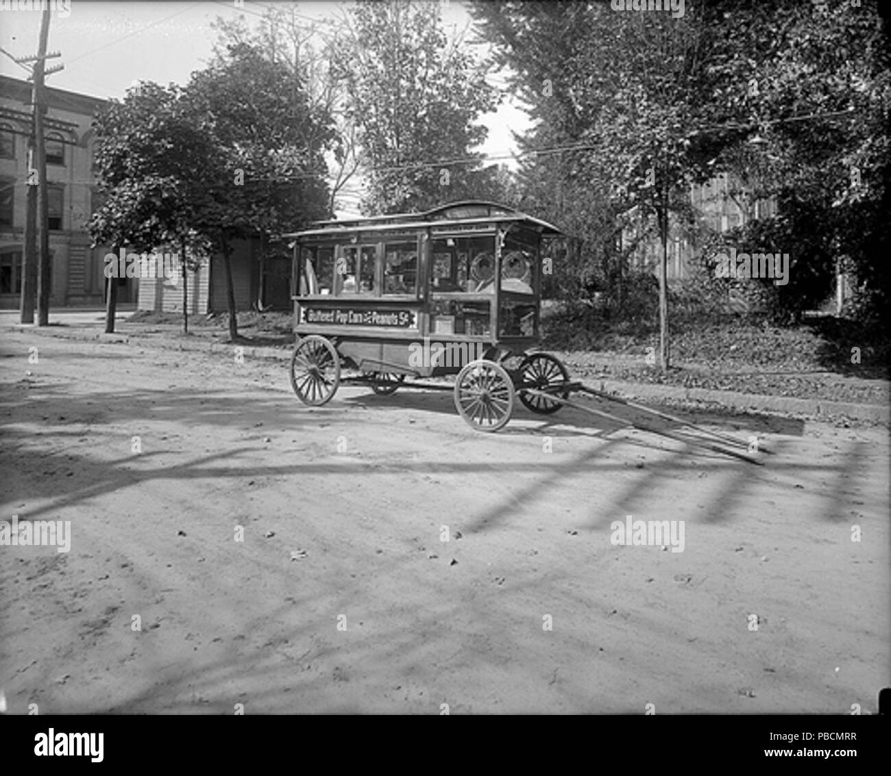 Popcorn vending wagon hi-res stock photography and images - Alamy