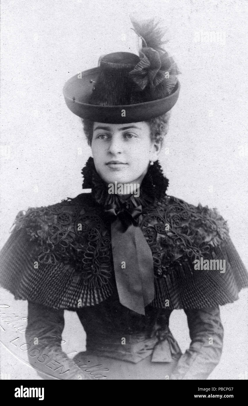 Lady hat hi-res stock photography and images - Alamy