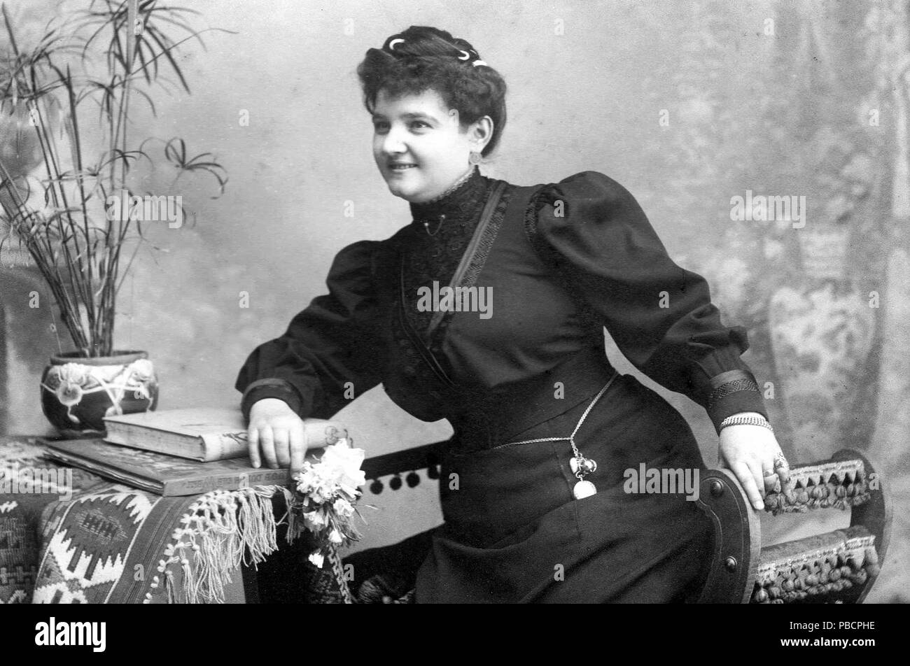 1220 Portrait, posture, woman, book, studio, bouquet Fortepan 10978 ...
