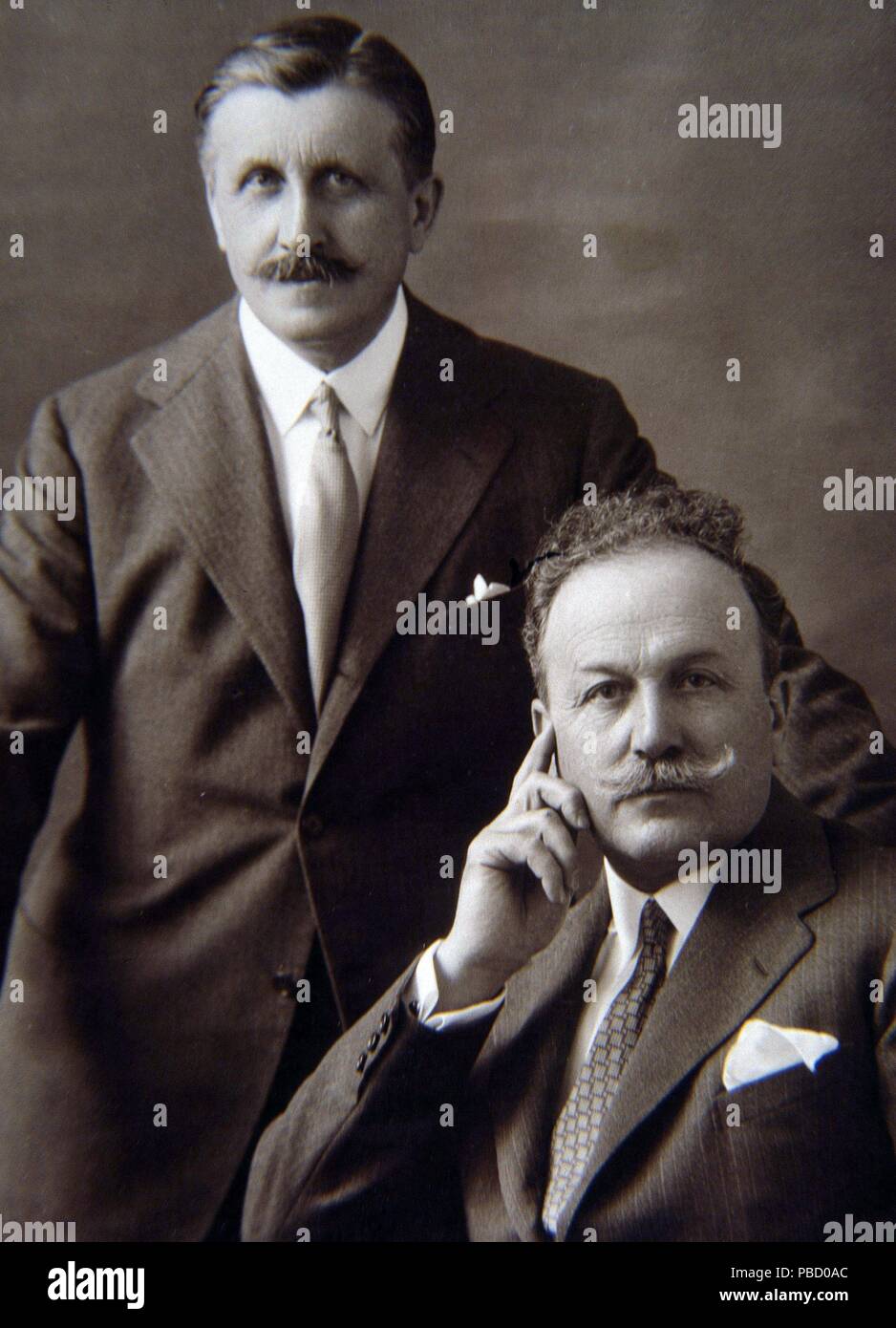 ALVAREZ QUINTERO, SERAFIN Y JOAQUIN. ESCRITORES ESPAÑOLES . SEVILLA ...