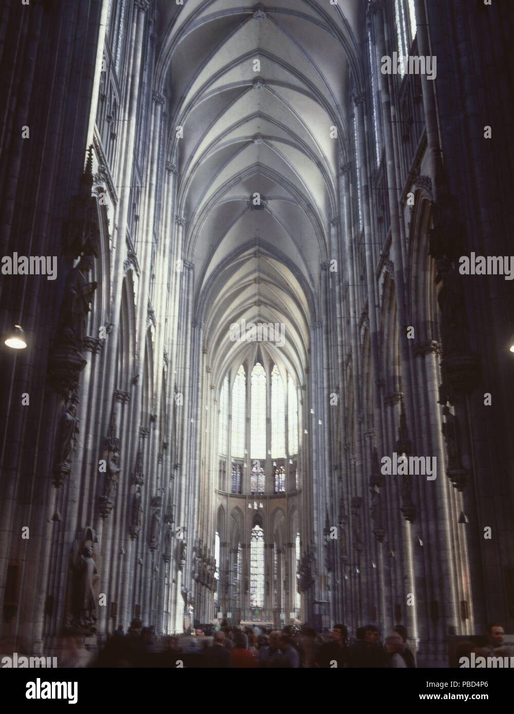NAVE CENTRAL DESDE LOS PIES. Location: CATEDRAL, COLOGNE, GERMANY Stock ...