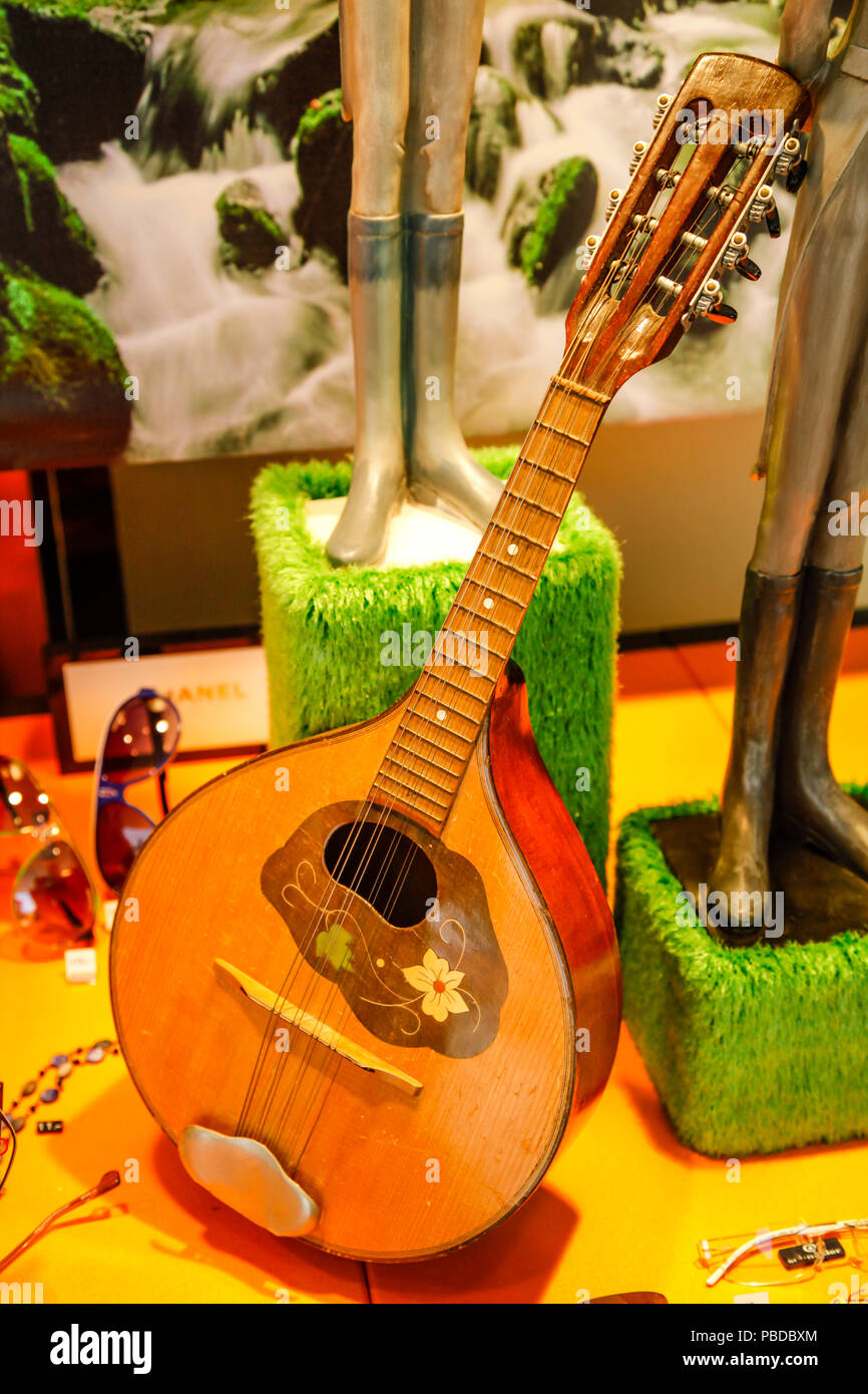 Lute on display in the window of a store in Garmisch-Patenkirchen ...