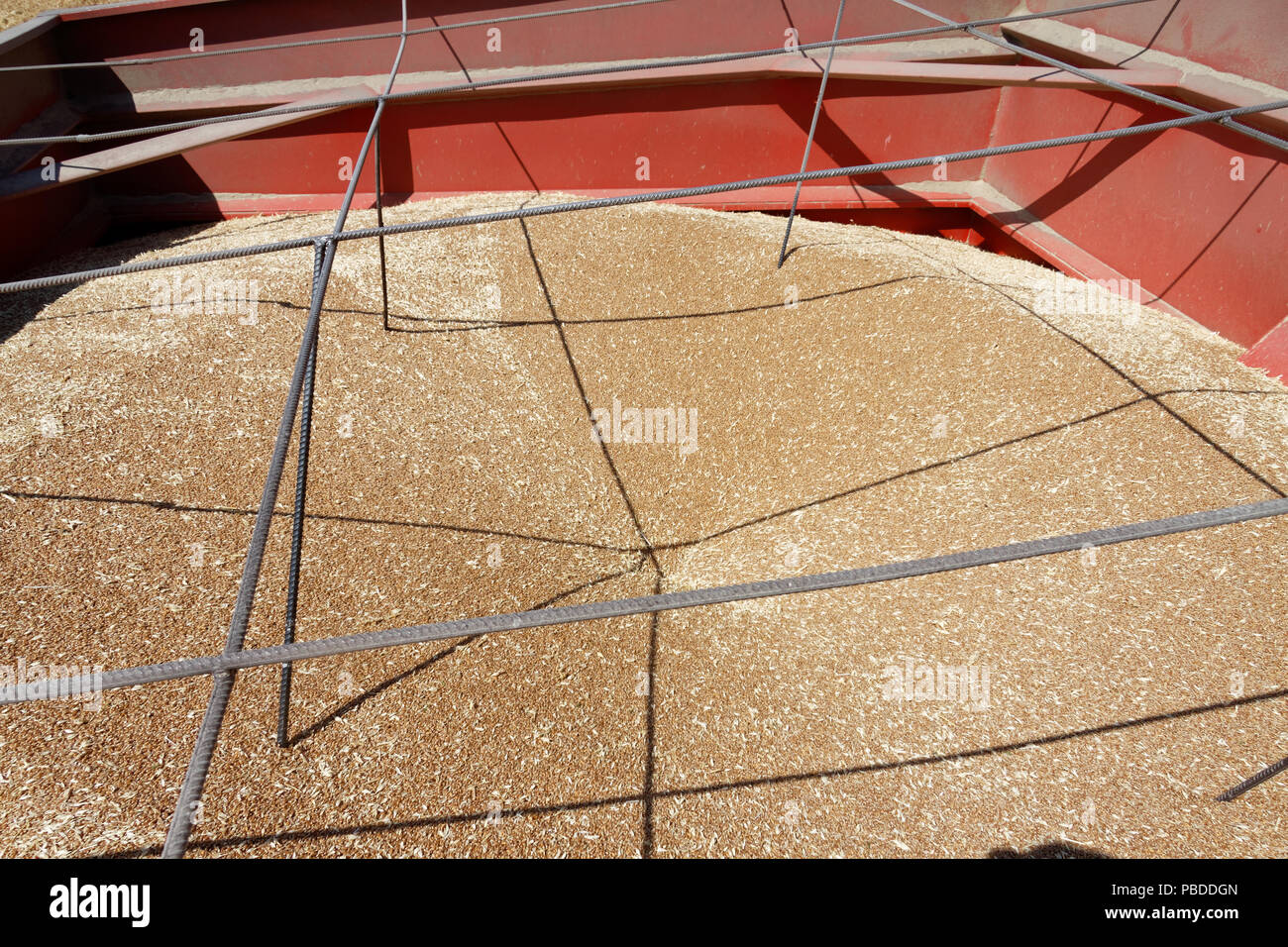 Loading grain lorry hi-res stock photography and images - Alamy