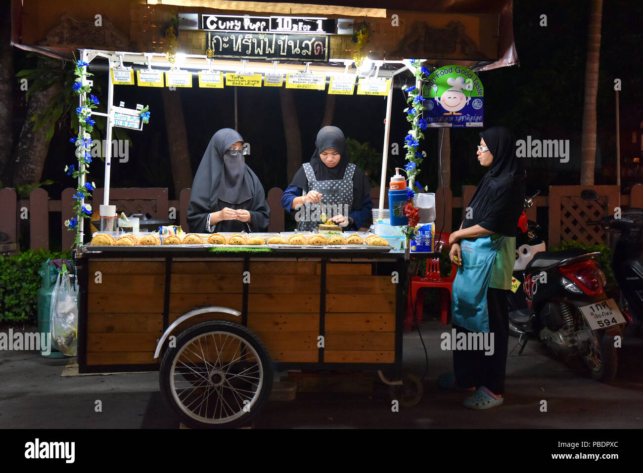 Muslim women preparing food hi-res stock photography and images - Alamy