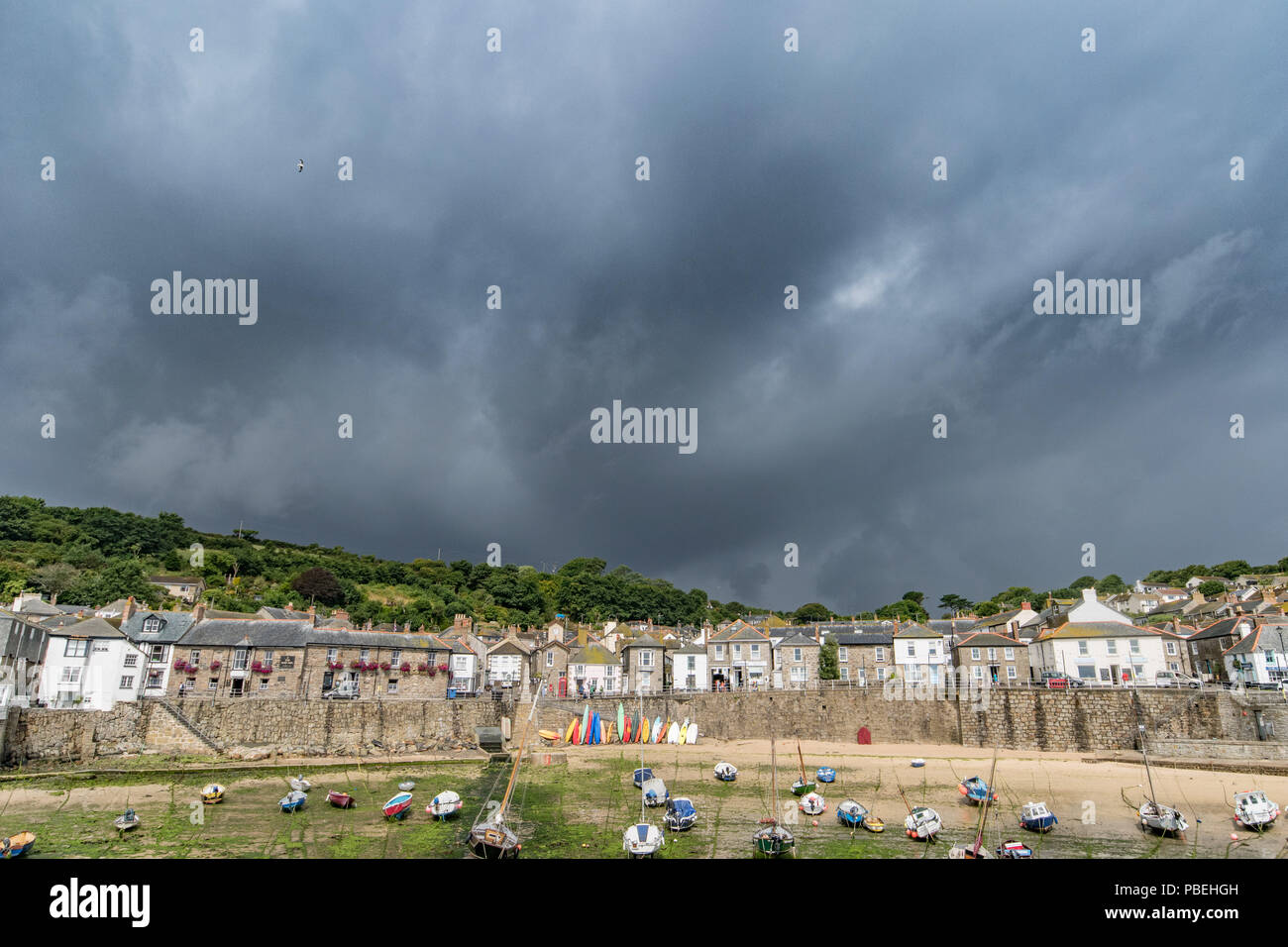 Mousehole, Cornwall, UK. 28th July 2018. UK Weather. Black skies and ...
