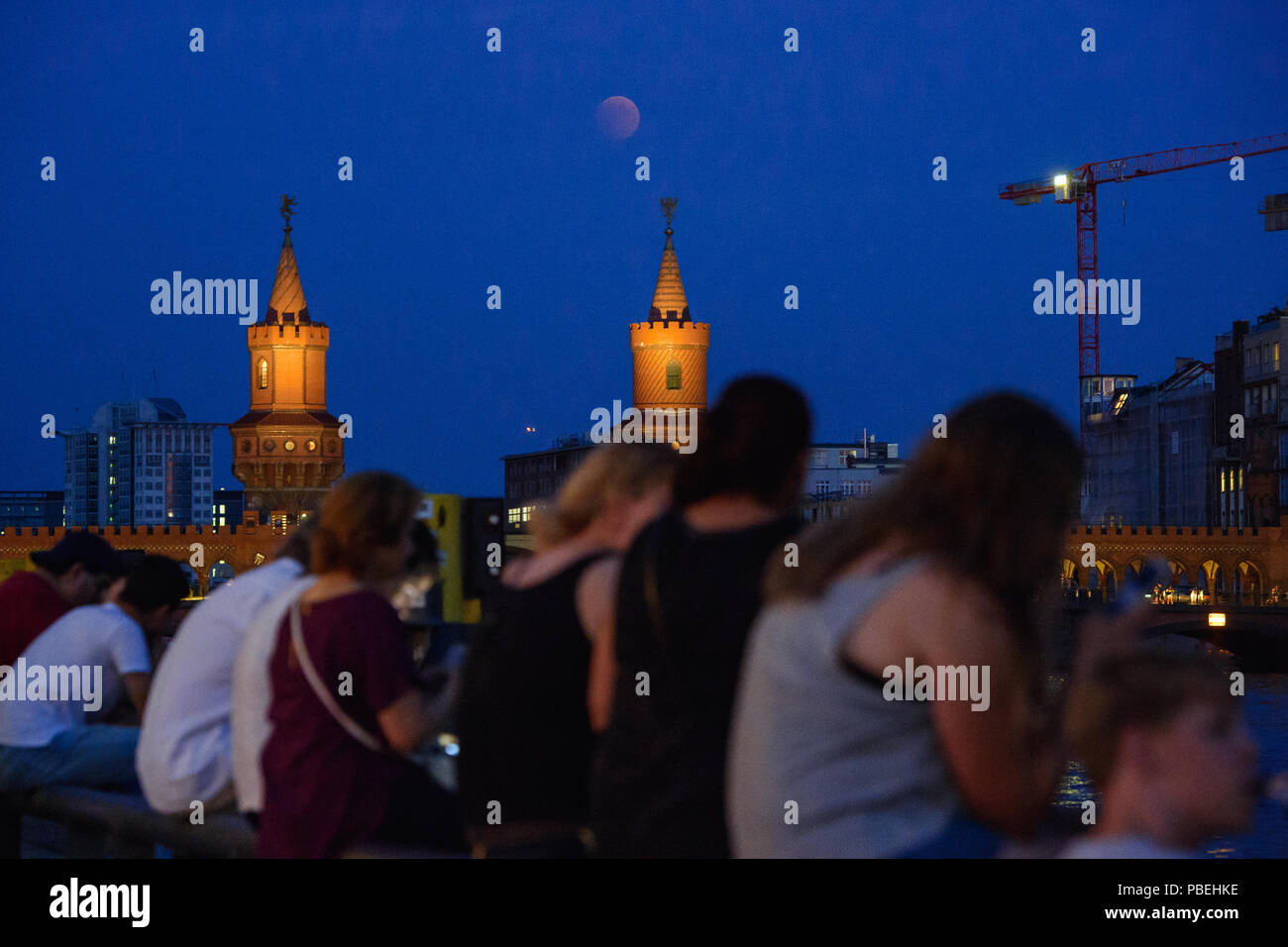 Berlin, Germany. 27th July, 2018. The full moon over the Oberbaumbrücke ...