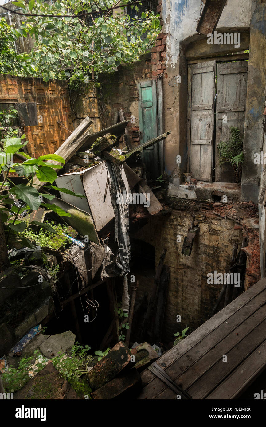 Kolkata, India. 28th July 2018. An old and dilapidated house is seen in ...