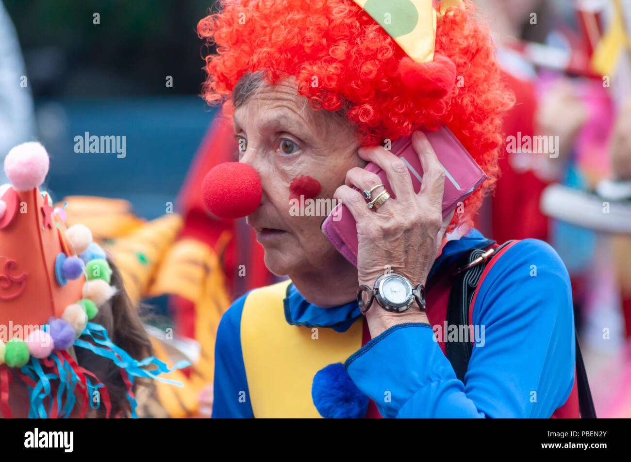 Glasgow, Scotland, UK. 28th July, 2018. A female performer dressed in a ...