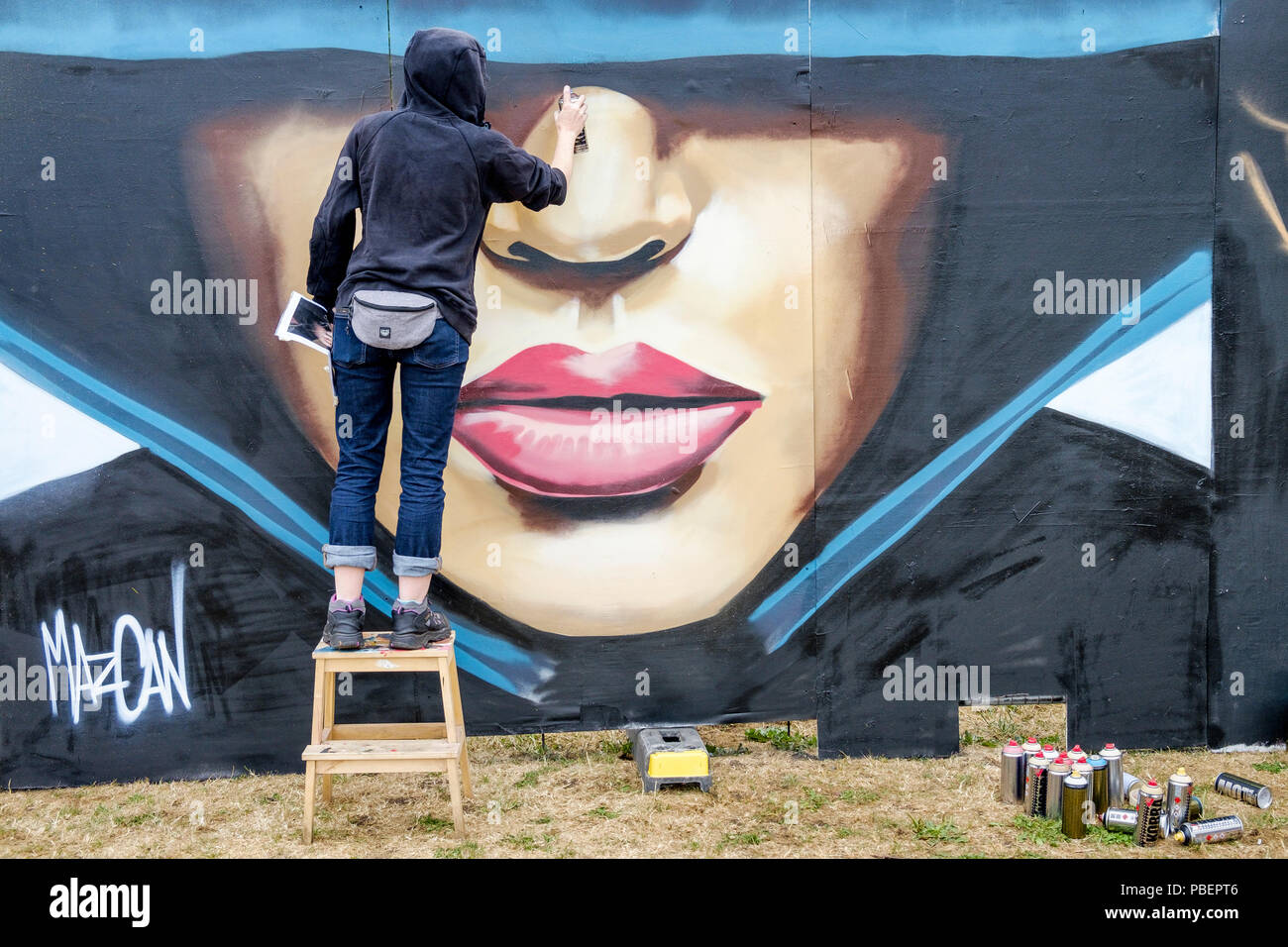 Bristol, UK. 28th July, 2018. An artist is pictured in South Street ...