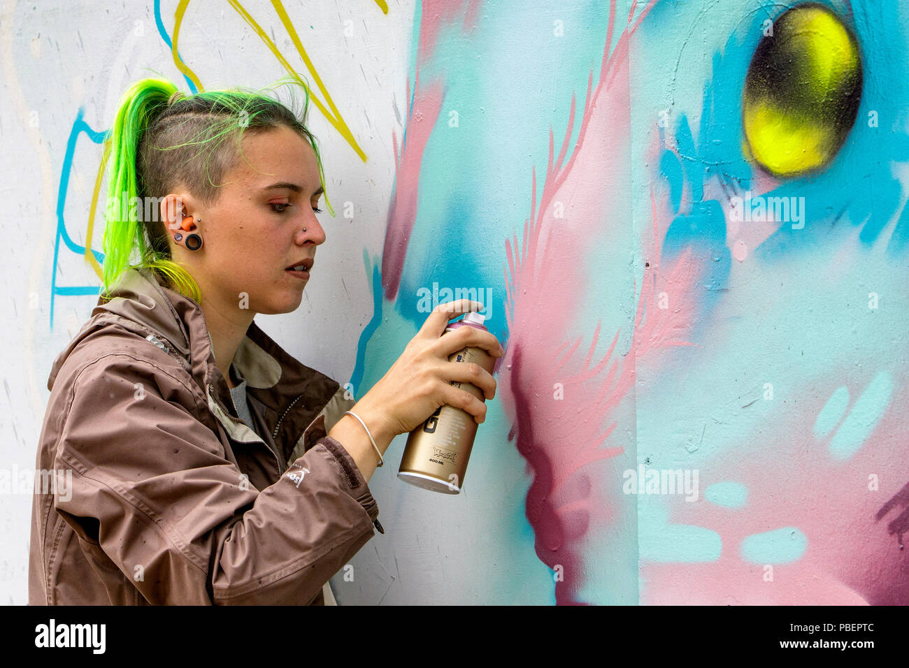 Bristol, UK. 28th July, 2018. An artist is pictured in South Street ...