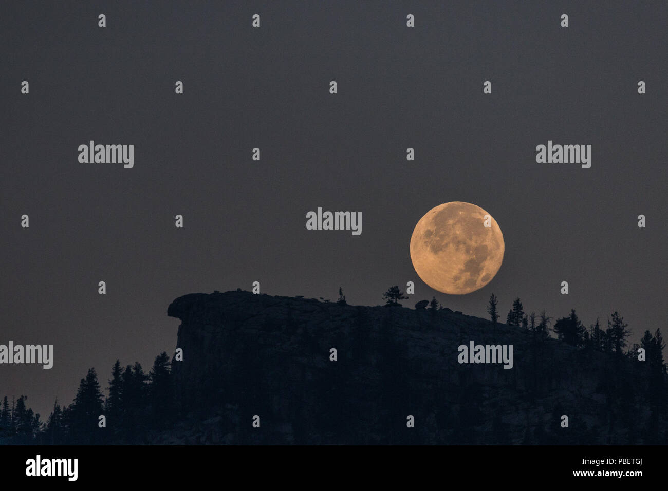 Yosemite national park full moon hi-res stock photography and images ...