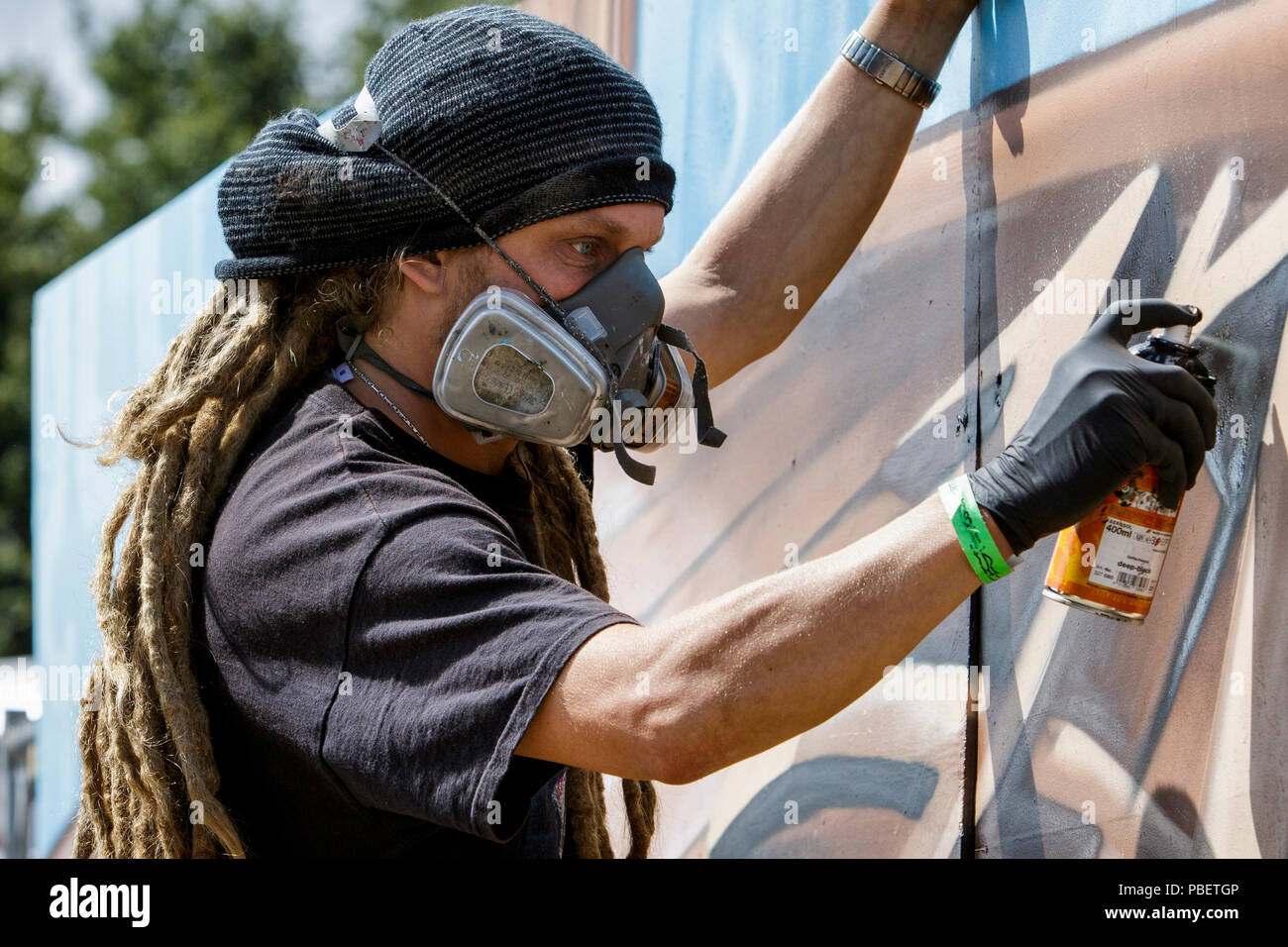Bristol, UK. 28th July, 2018. An artist is pictured in South Street ...