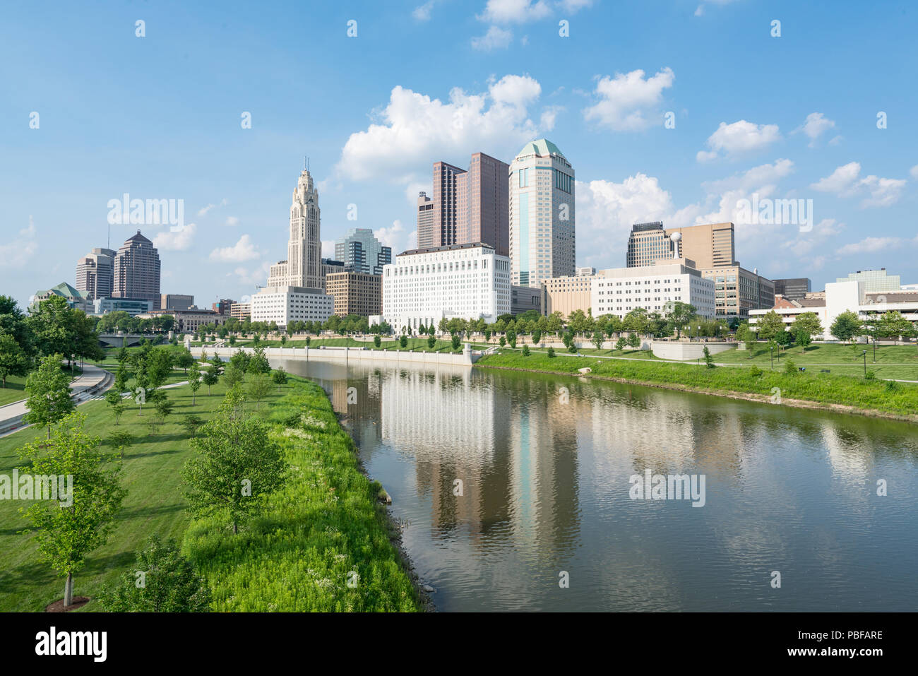 Riverfront city skyline hi-res stock photography and images - Alamy