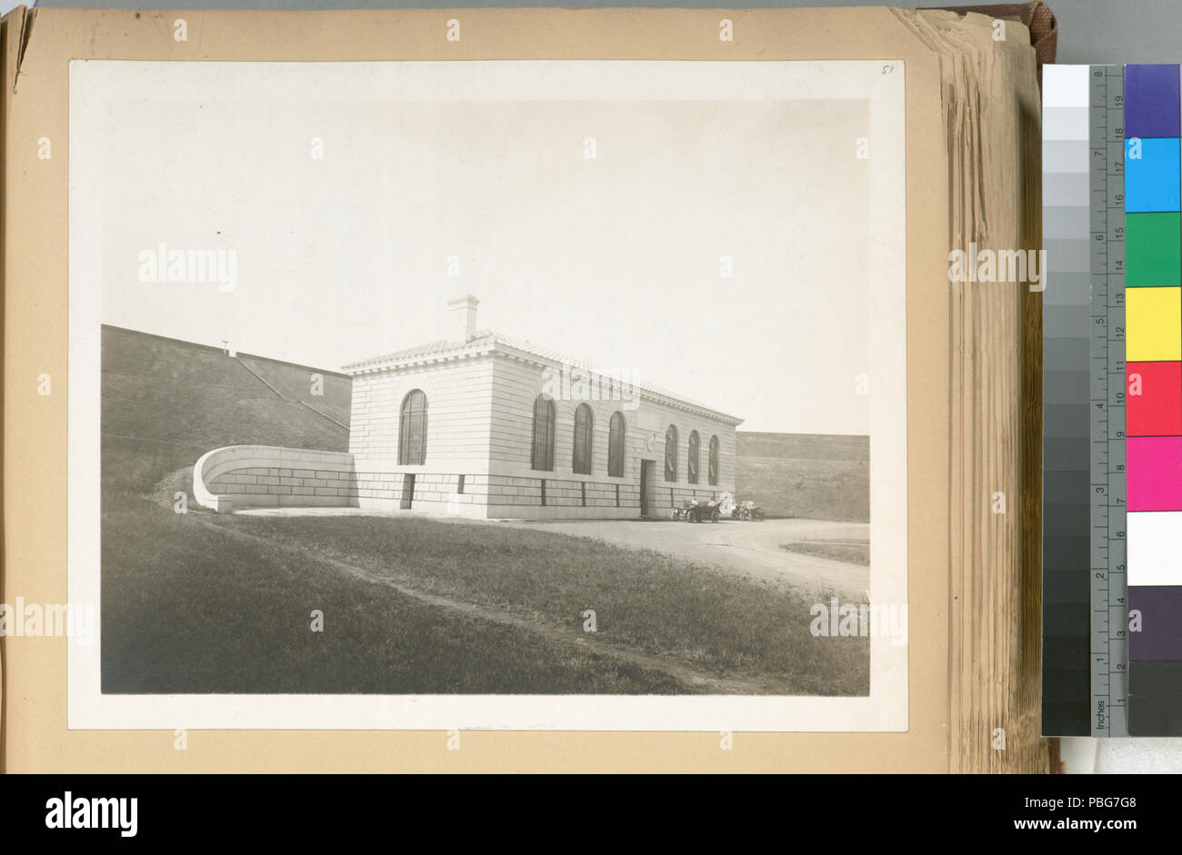 1586 Superstructures. View of Lower gate-chamber superstructure of ...