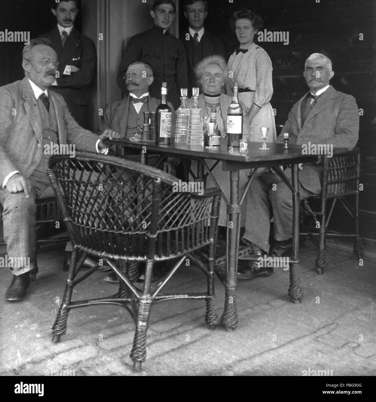 Early 1900s people drinking hi-res stock photography and images - Alamy