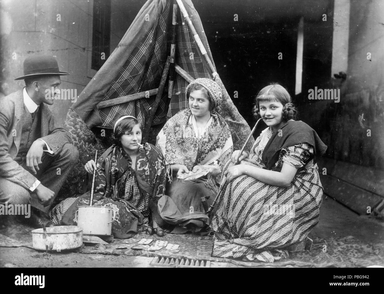 Gypsy scene art hi-res stock photography and images - Alamy