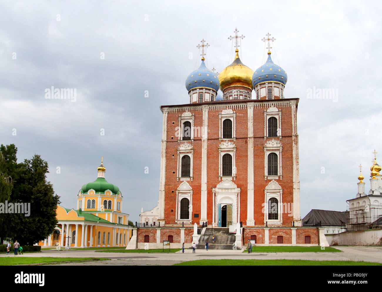 Photo bright ancient Christian temple in the Kremlin Stock Photo - Alamy