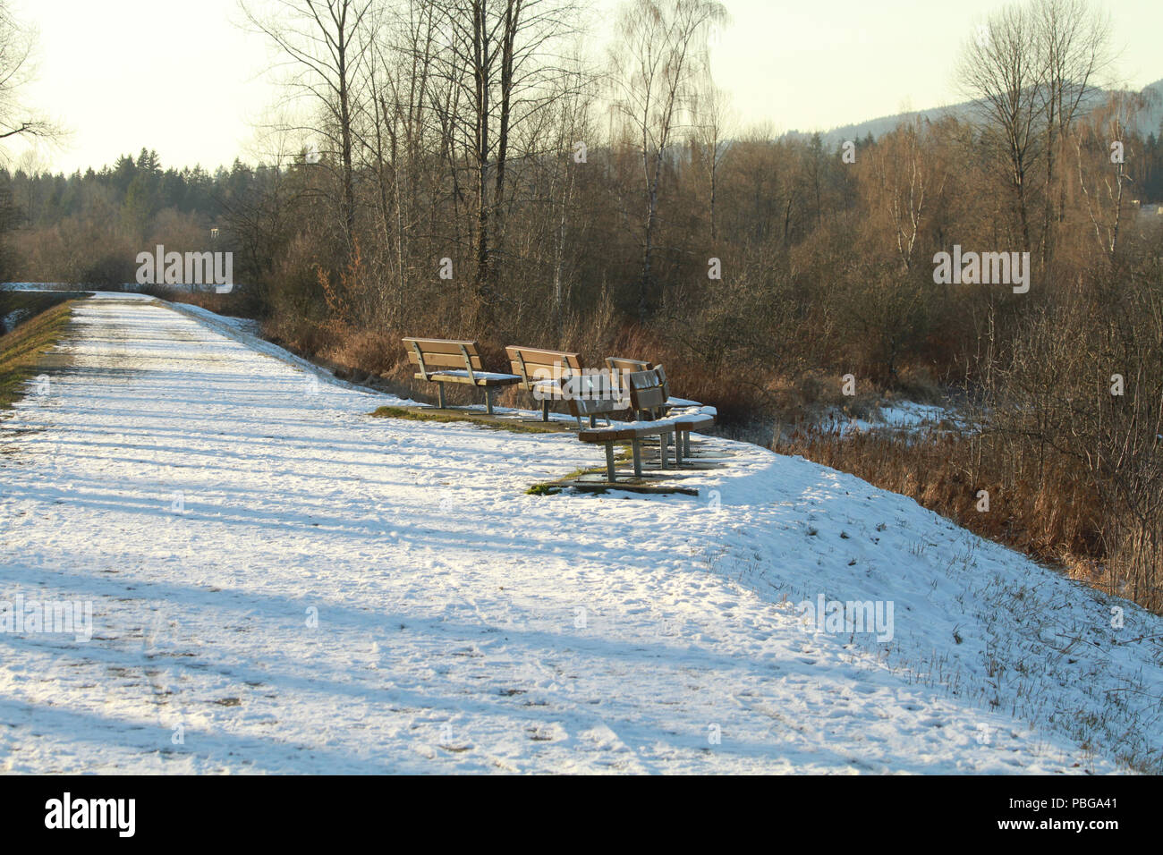 Available bench hi-res stock photography and images - Alamy