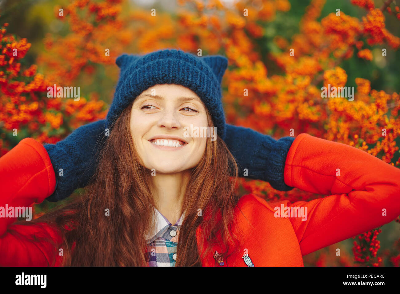 Model wearing stylish winter beanie hat and gloves Stock Photo - Alamy