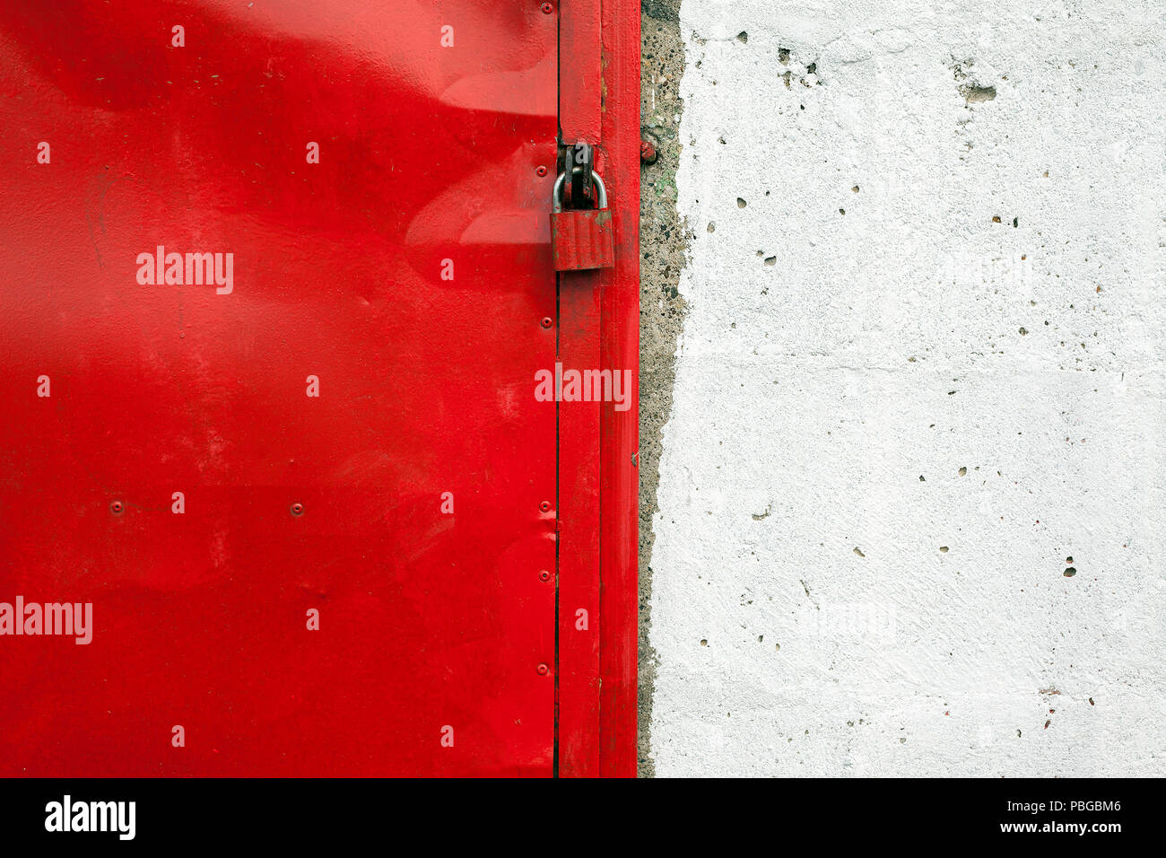 Red door texture hi-res stock photography and images - Alamy