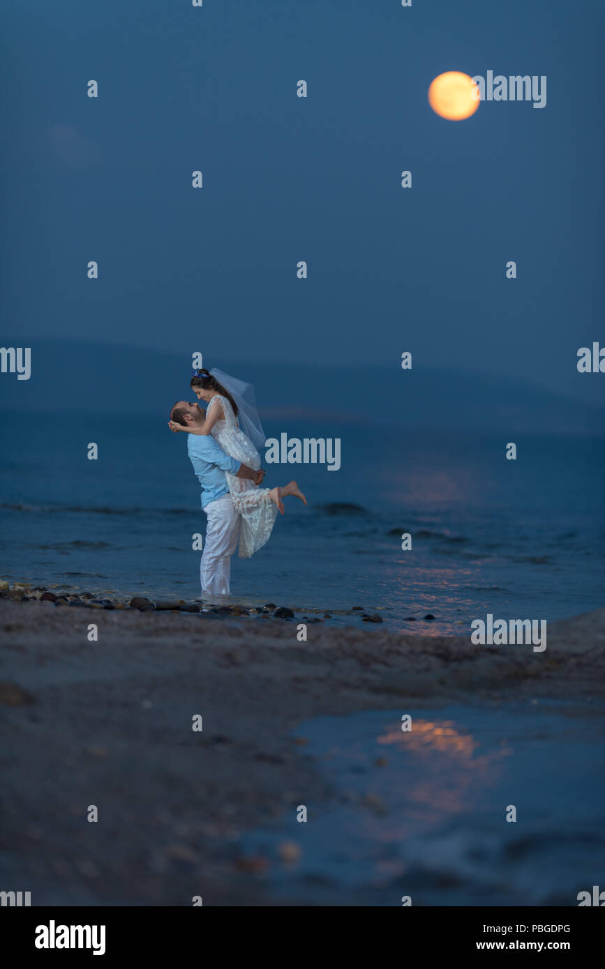 Love couple in moonlight hi-res stock photography and images - Alamy