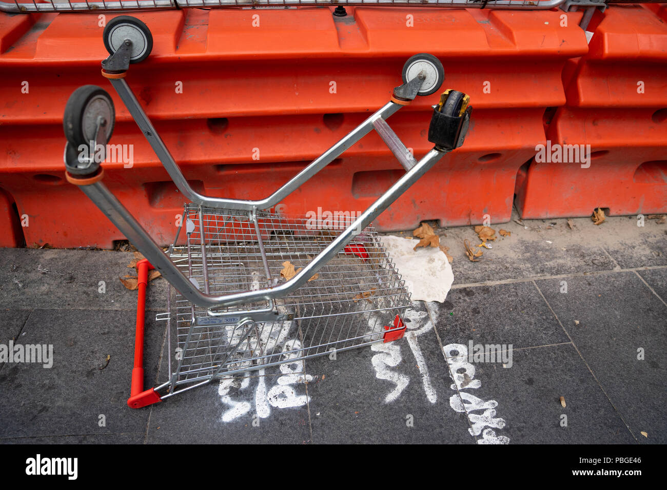 Shopping trolley pollution in river hi-res stock photography and images ...