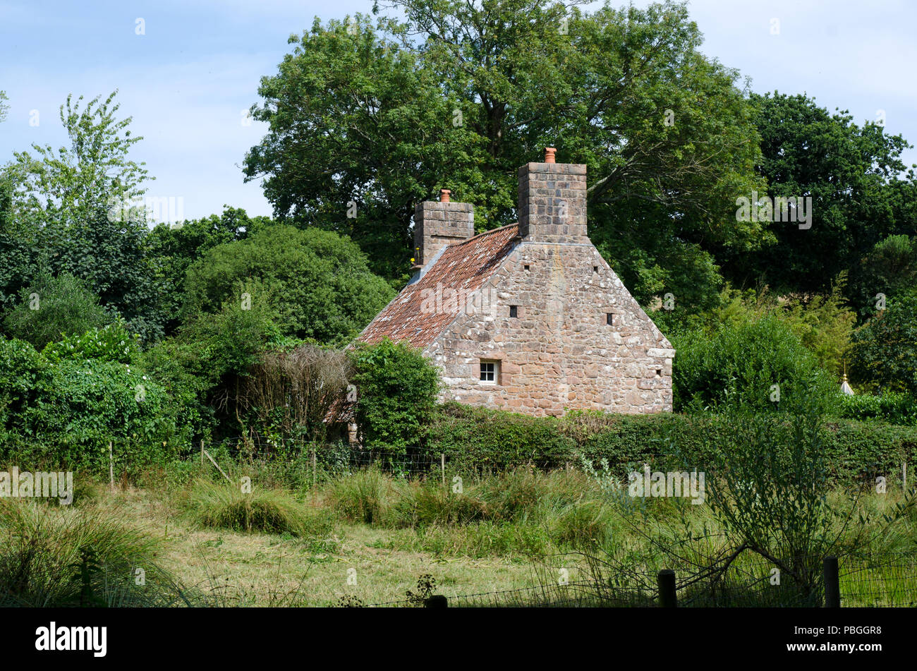 Old granite cottage in countryside Stock Photo - Alamy