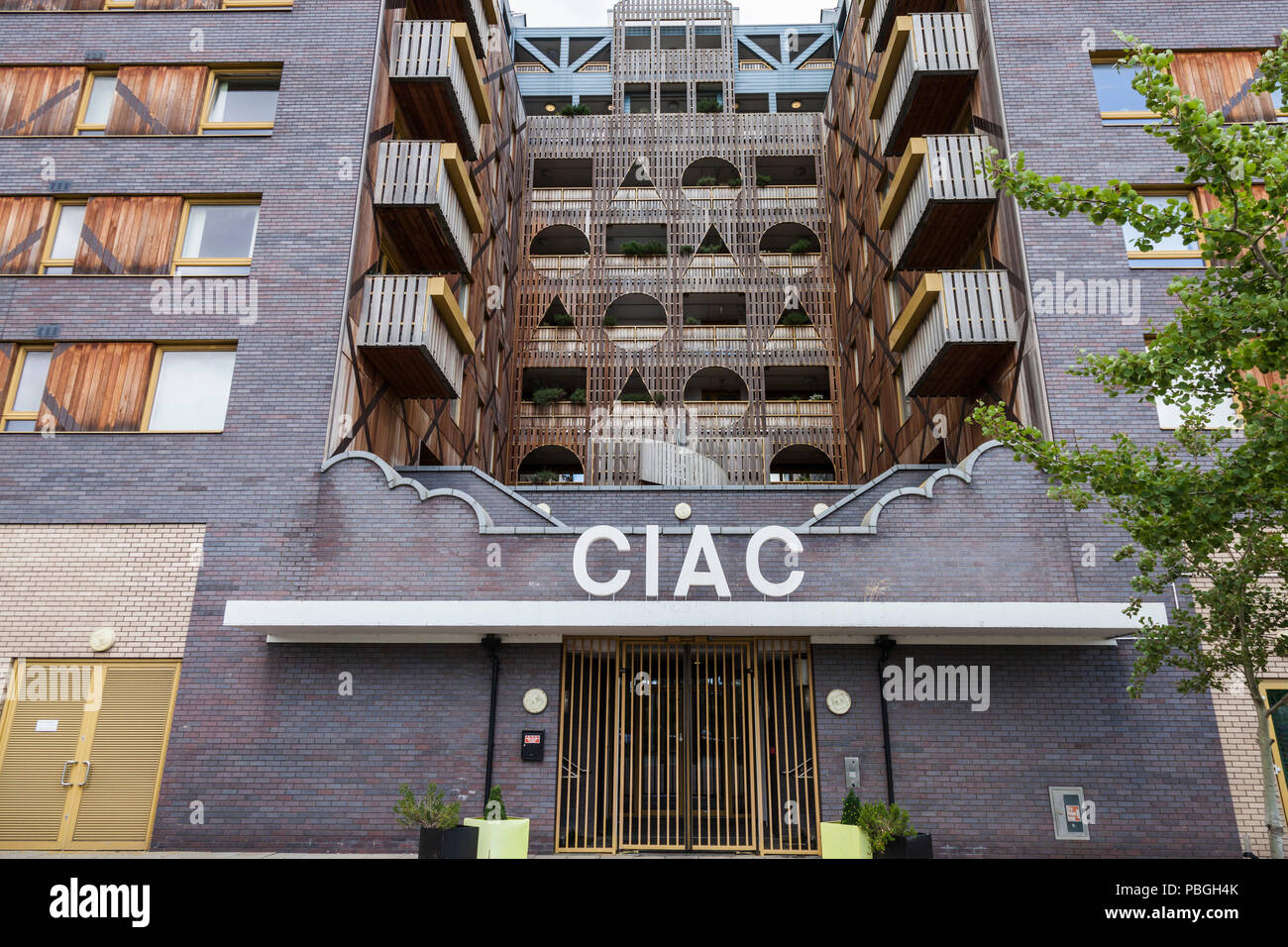 Wooden cladding hi-res stock photography and images - Alamy
